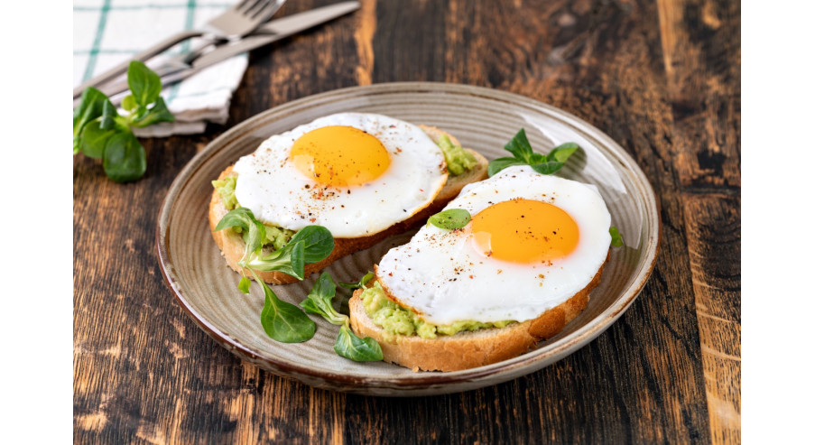 Jajka sadzone – podstawowy sposób na pyszne śniadanie