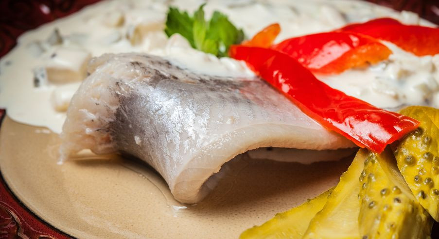 Śledzie po tatarsku – czyli duszona ryba w śmietanie